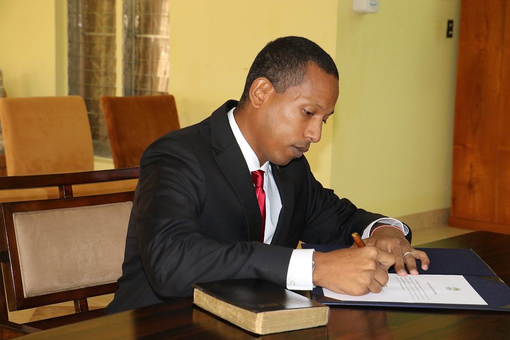 Belize: Opposition Leader Shyne Barrow faces potential resignation ...